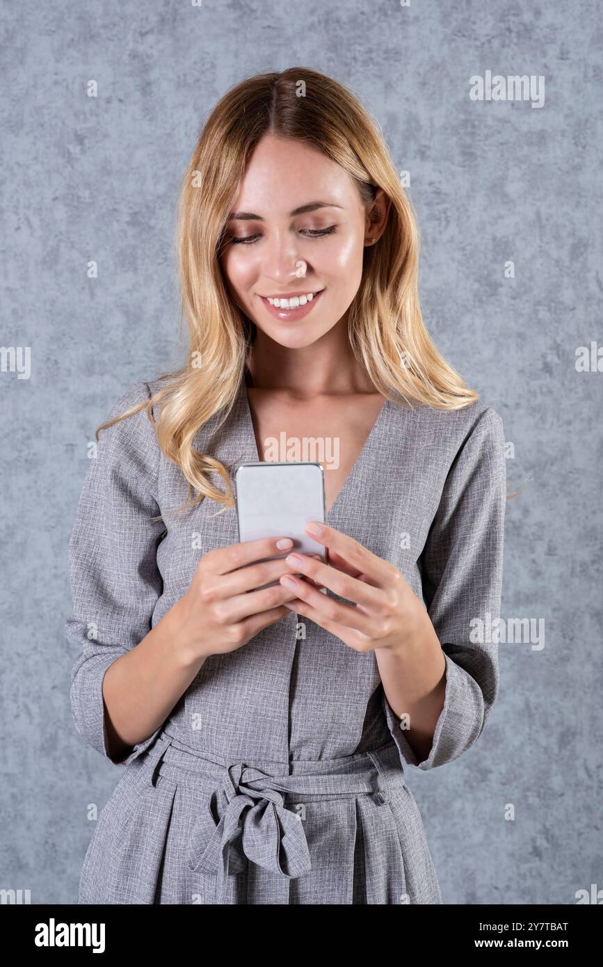 Beautiful young woman texting on hi-res stock photography and images ...