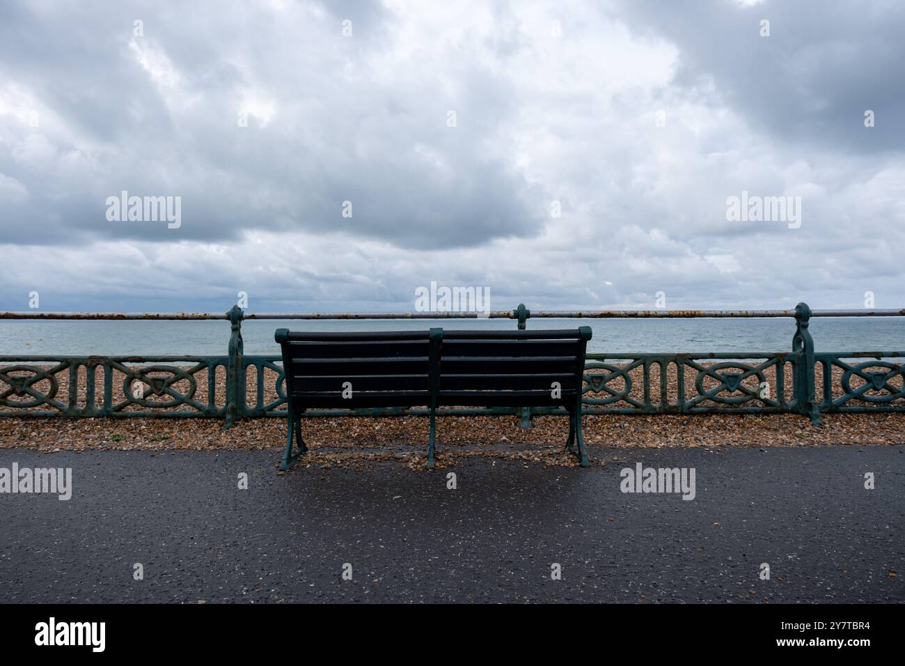 Empty wooden bench on Brighton seafront Stock Photo - Alamy