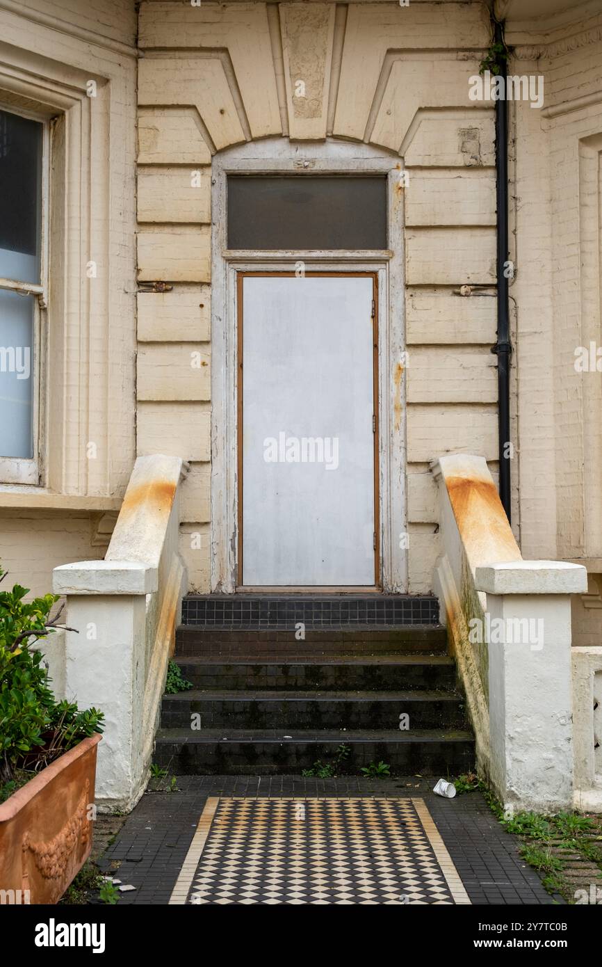 Front door boarded up hi-res stock photography and images - Alamy