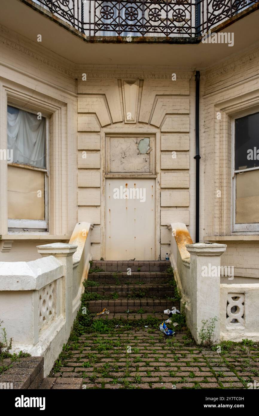 Run down door hi-res stock photography and images - Alamy