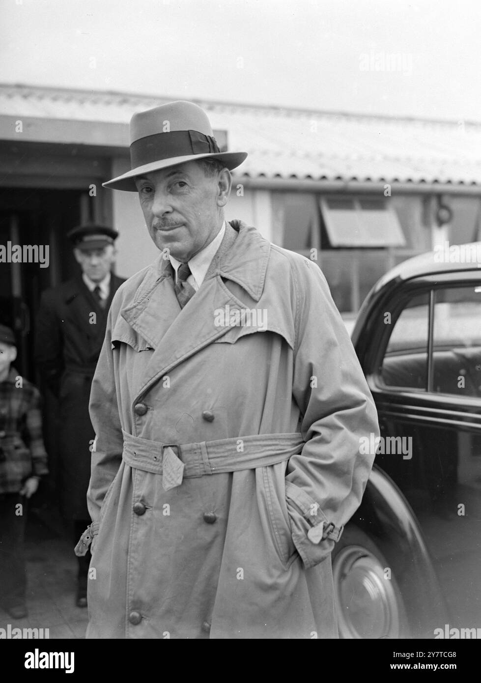 NEW ANTI-BANDIT CHIEF FOR MALAYA ARRIVES IN LONDON Lieutnant - General ...