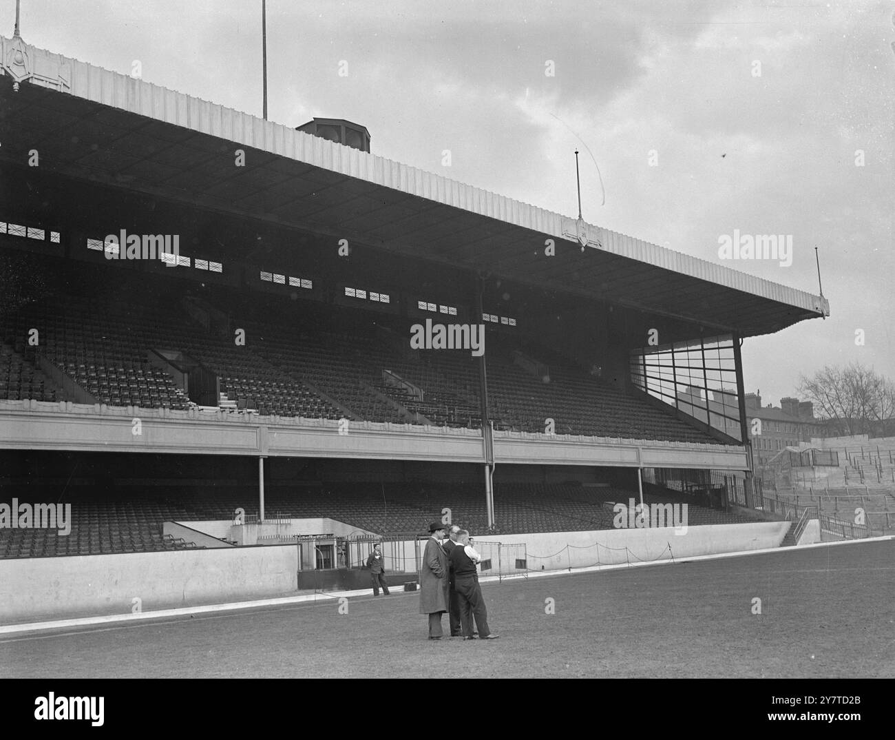 Stadium arsenal s Black and White Stock Photos & Images - Alamy