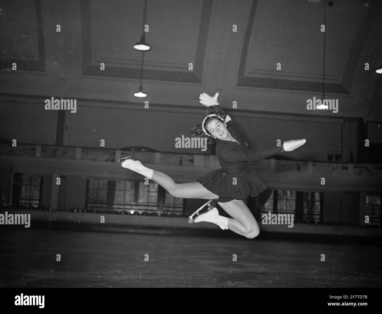 ICE FLASH In a blur of speed , Swiss girl skater MINA DORIA flashes ...