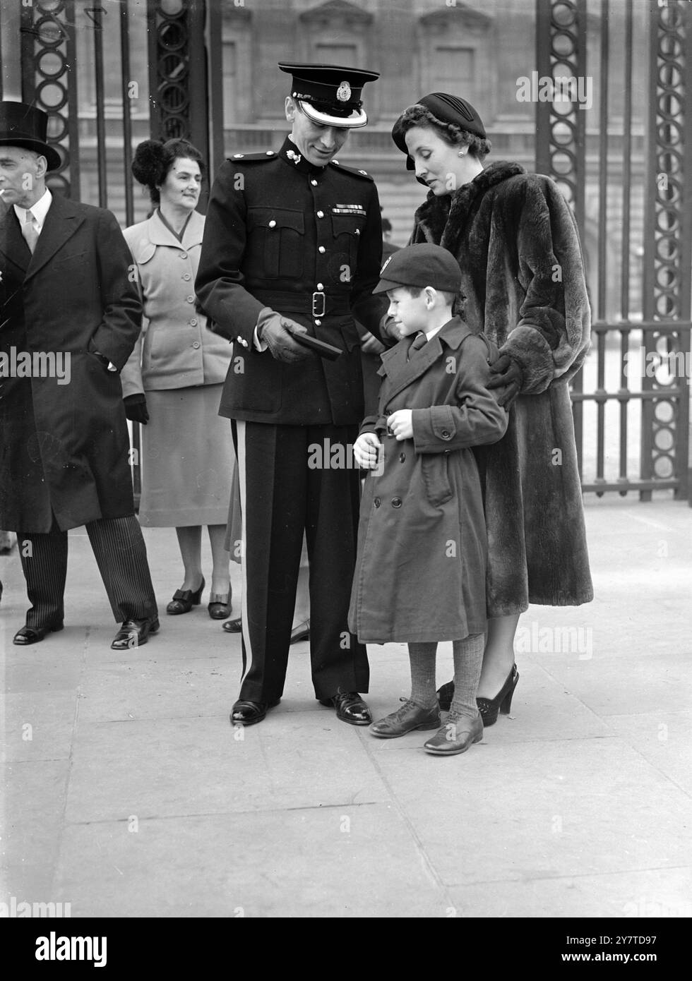 CANADIAN MAJOR SHOWS D.S.O. AFTER PALACE INVESTITURE Major Thompstone ...