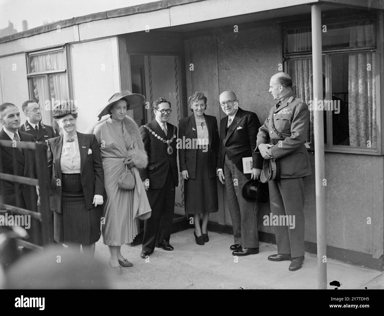 MRS . BODGER OF BERMONDSEY GREETS THE PRESIDENT President Vincent ...