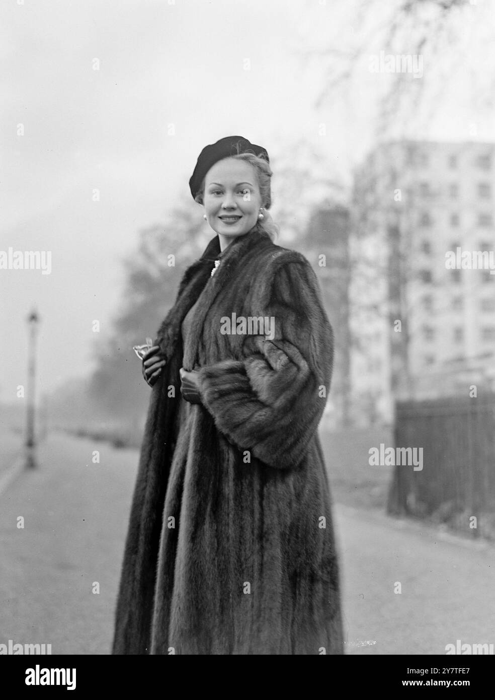 Virginia Mayo 4 Feb 1950 Stock Photo - Alamy