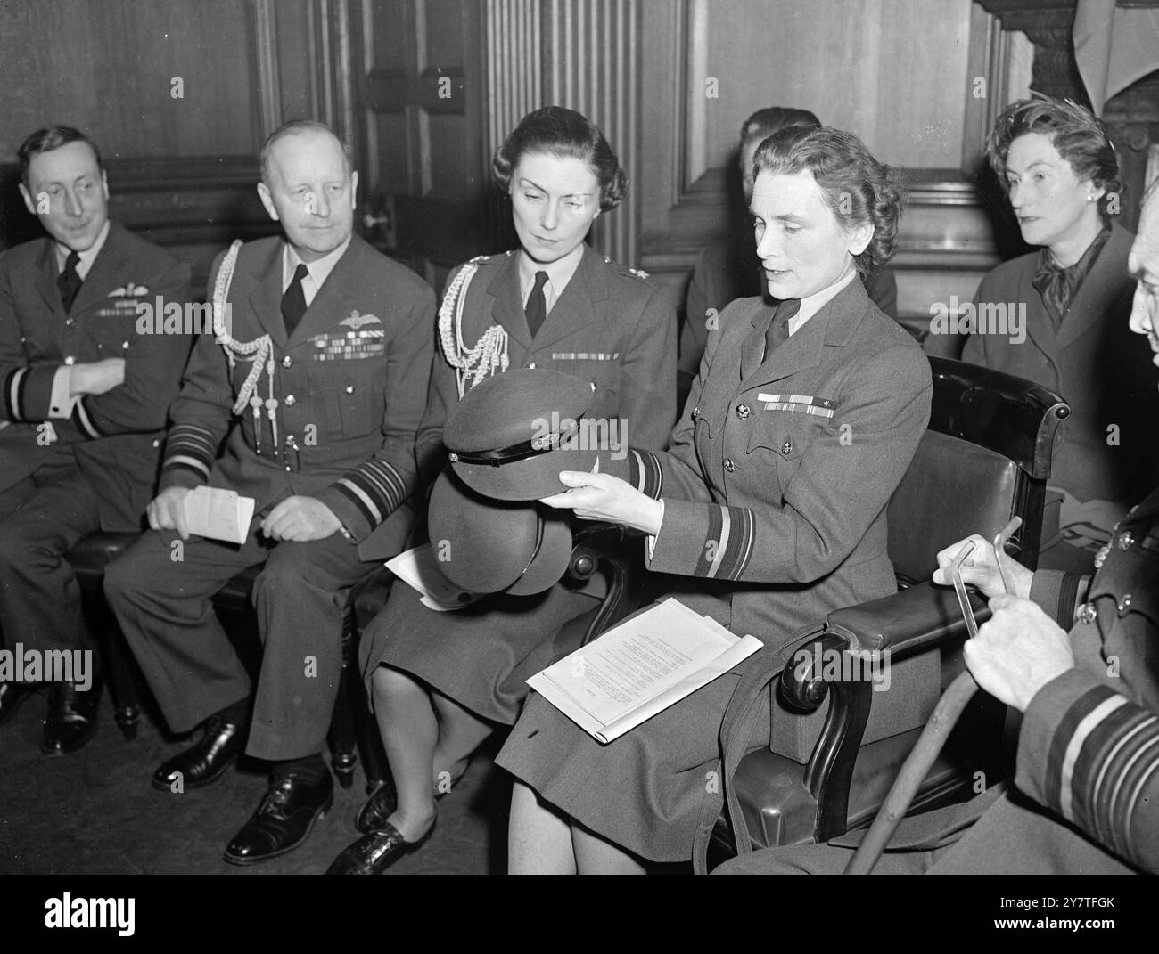 Three women walking 1950s hi-res stock photography and images - Alamy