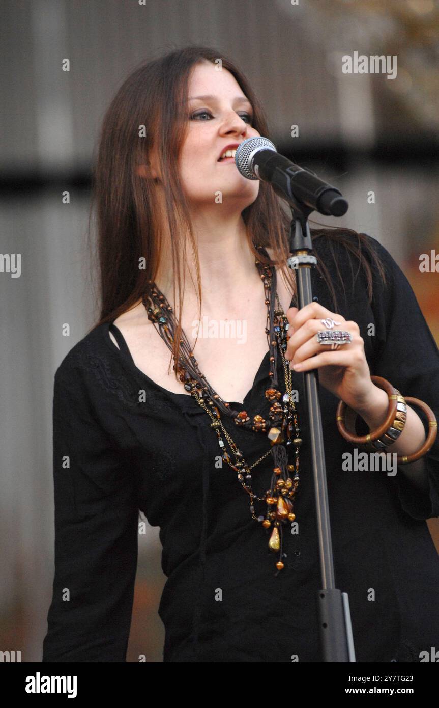 Milano 08/06/2007: Irene Fornaciari, Italian singer, during the live ...