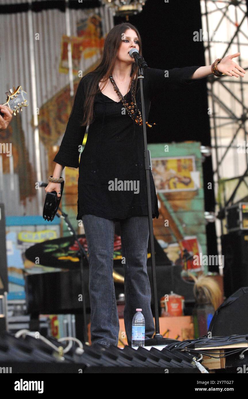 Milano 08/06/2007: Irene Fornaciari, Italian singer, during the live ...