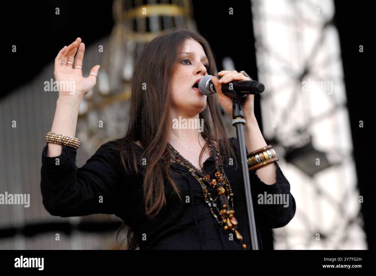 Milano 08/06/2007: Irene Fornaciari, Italian singer, during the live ...