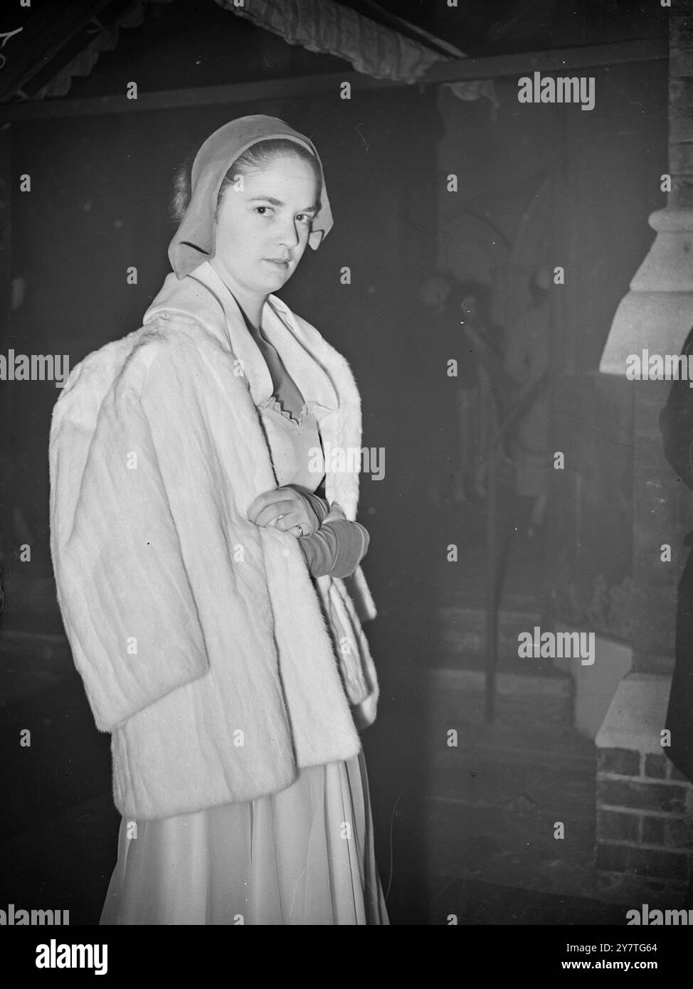 TWIN SISTER AS BRIDESMAID Miss Elizabeth Hanbury-Williams arriving at ...