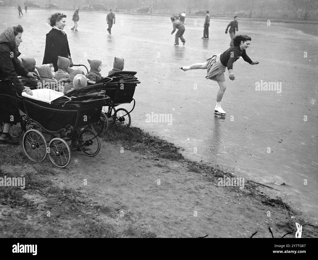 Ice skating london 1950s hi-res stock photography and images - Alamy