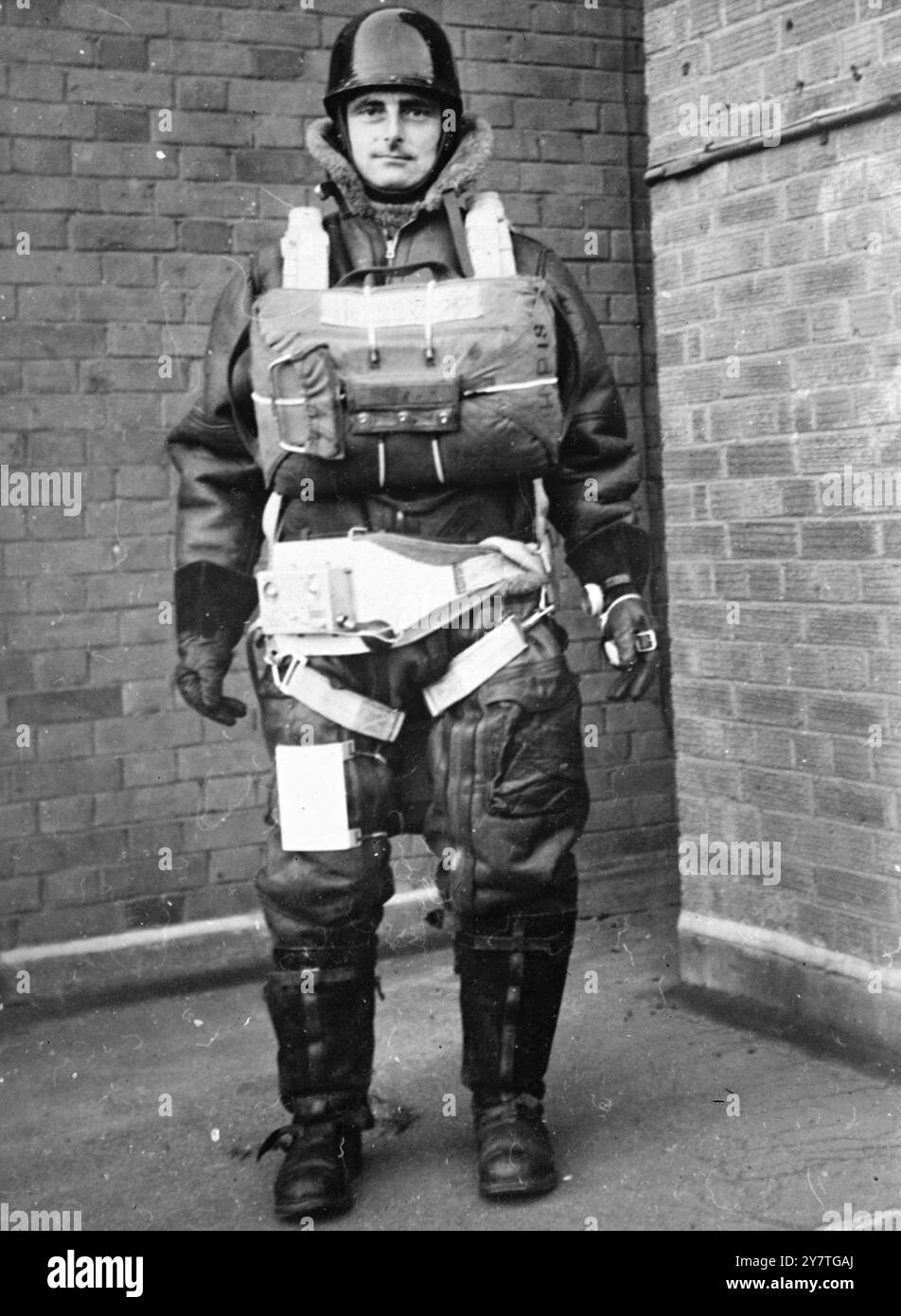 Parachute release device hi-res stock photography and images - Alamy