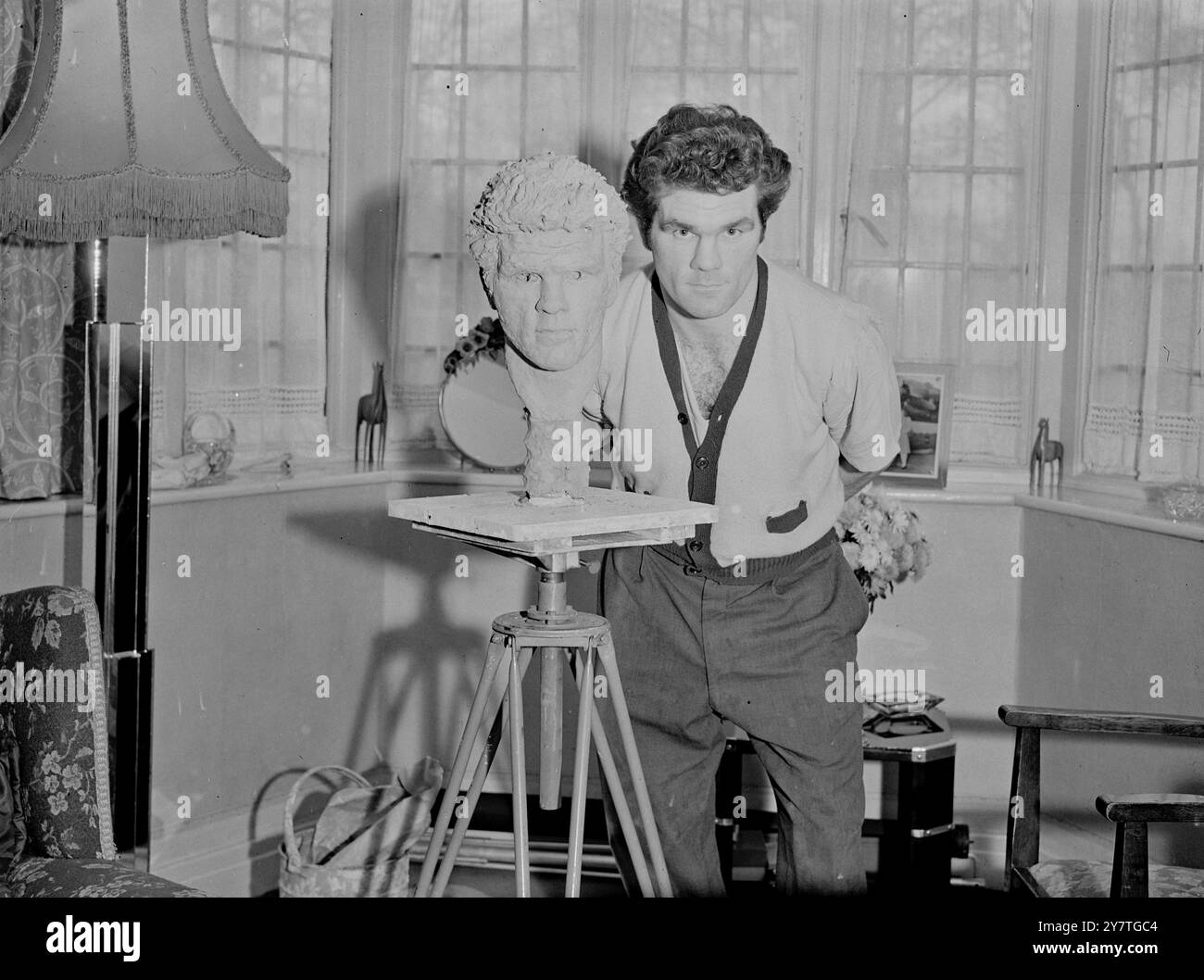 ' BOXING TWINS ' The powerful facial features of the world light ...