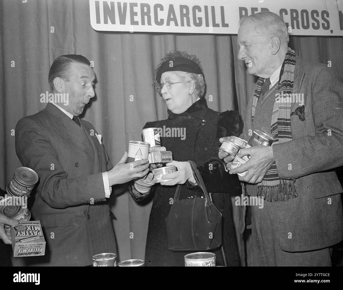 PICKLES HANDS OVER HIS NEW ZEALAND ' JACKPOT ' Wilfred Pickles of the B ...