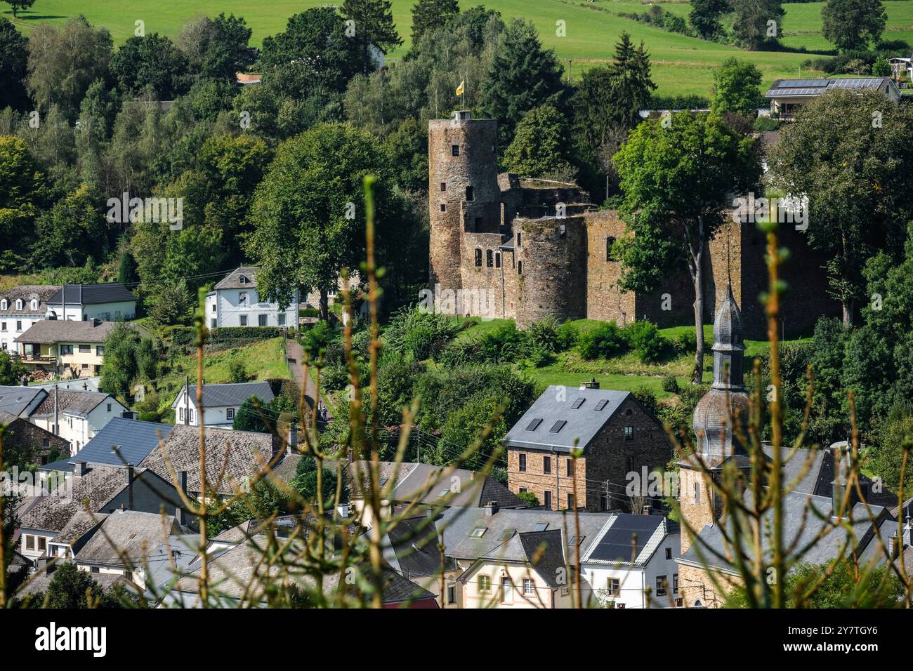 Le château de Burg-Reuland | The Burg-Reuland castle Stock Photo - Alamy