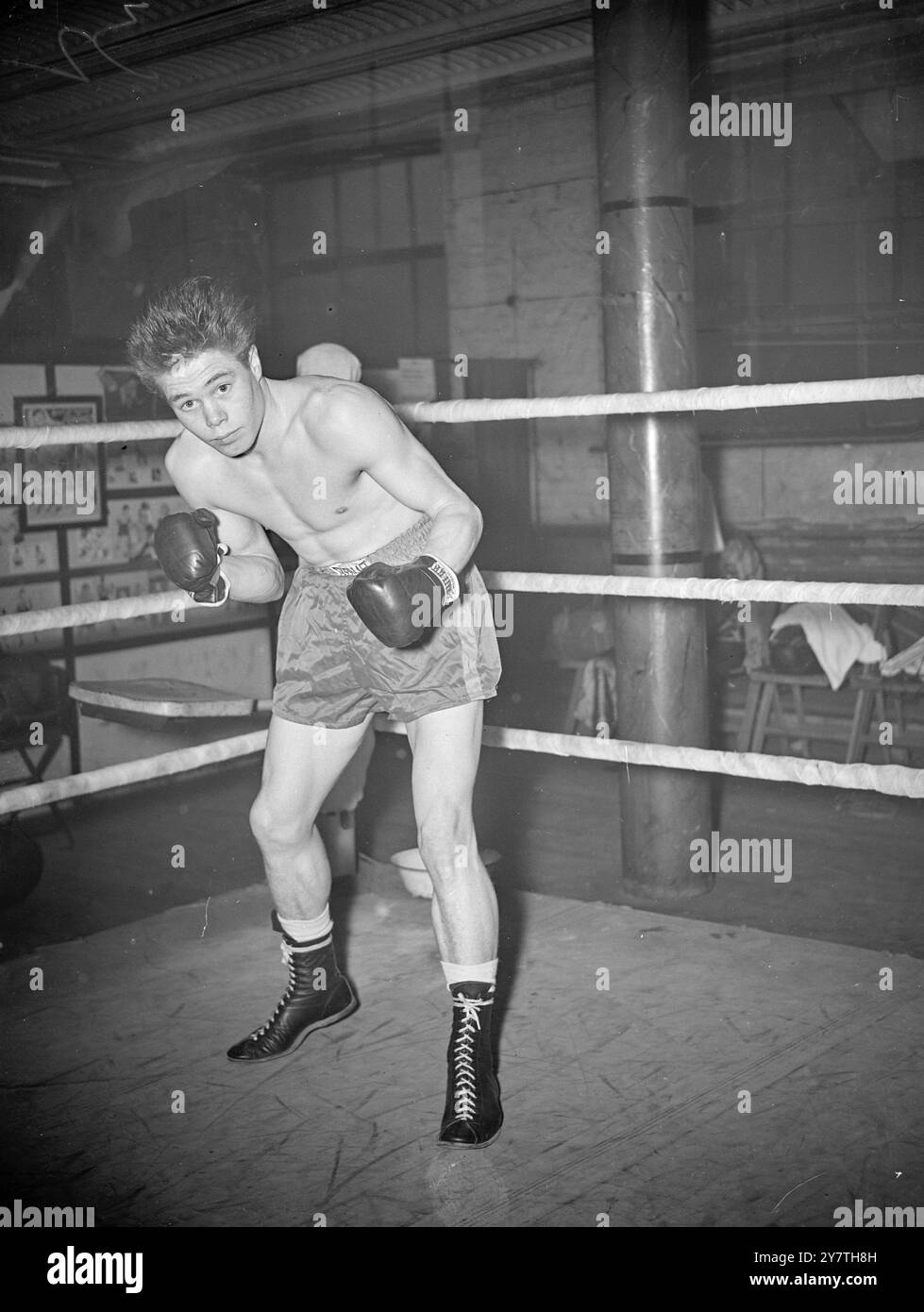 Voxing gloves hi-res stock photography and images - Alamy