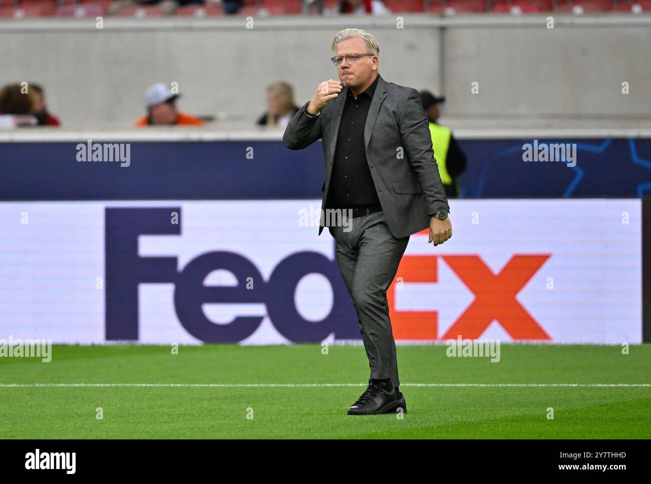 vor Spielbeginn: Trainer Coach Lars Friis AC Sparta Praha Prag VfB ...