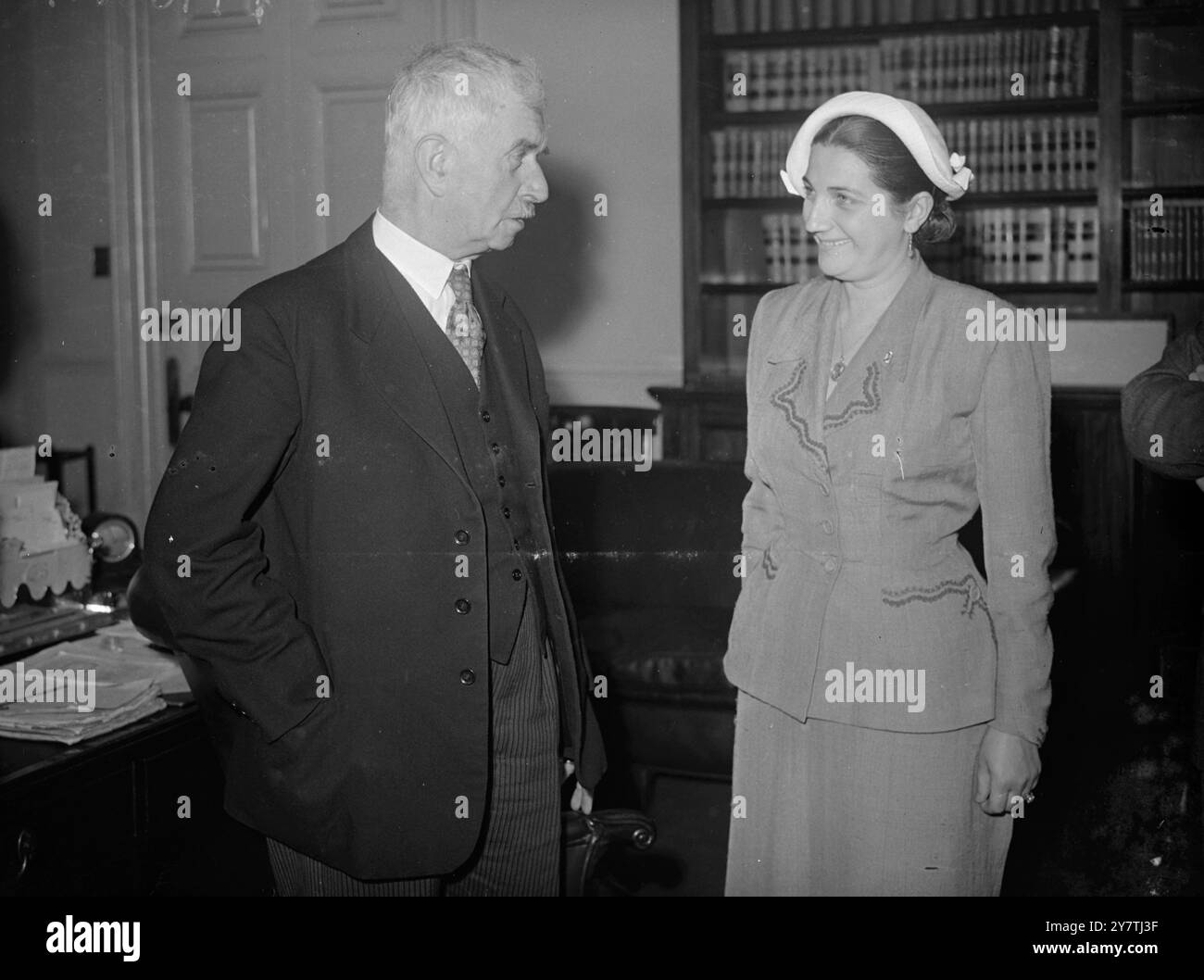 Mr Chuter Ede , the Home Secretary , welcomes Senora Clara Borlenghi ...