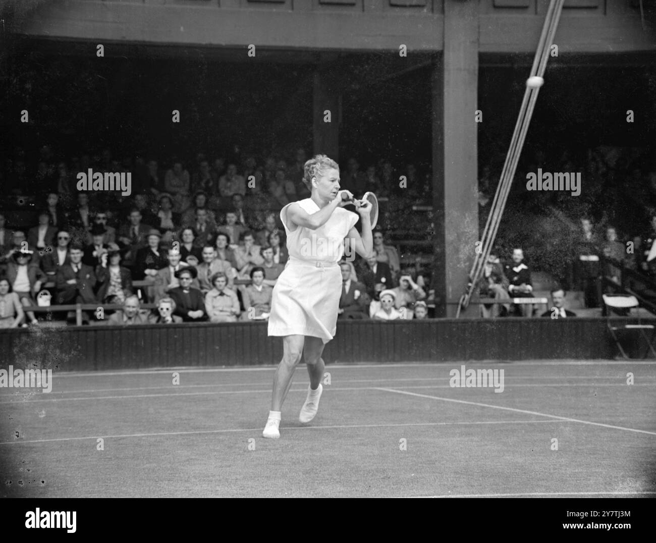 Betty Hilton playing in the Wightman Cup at Wimbledon17 June 1950 Stock ...