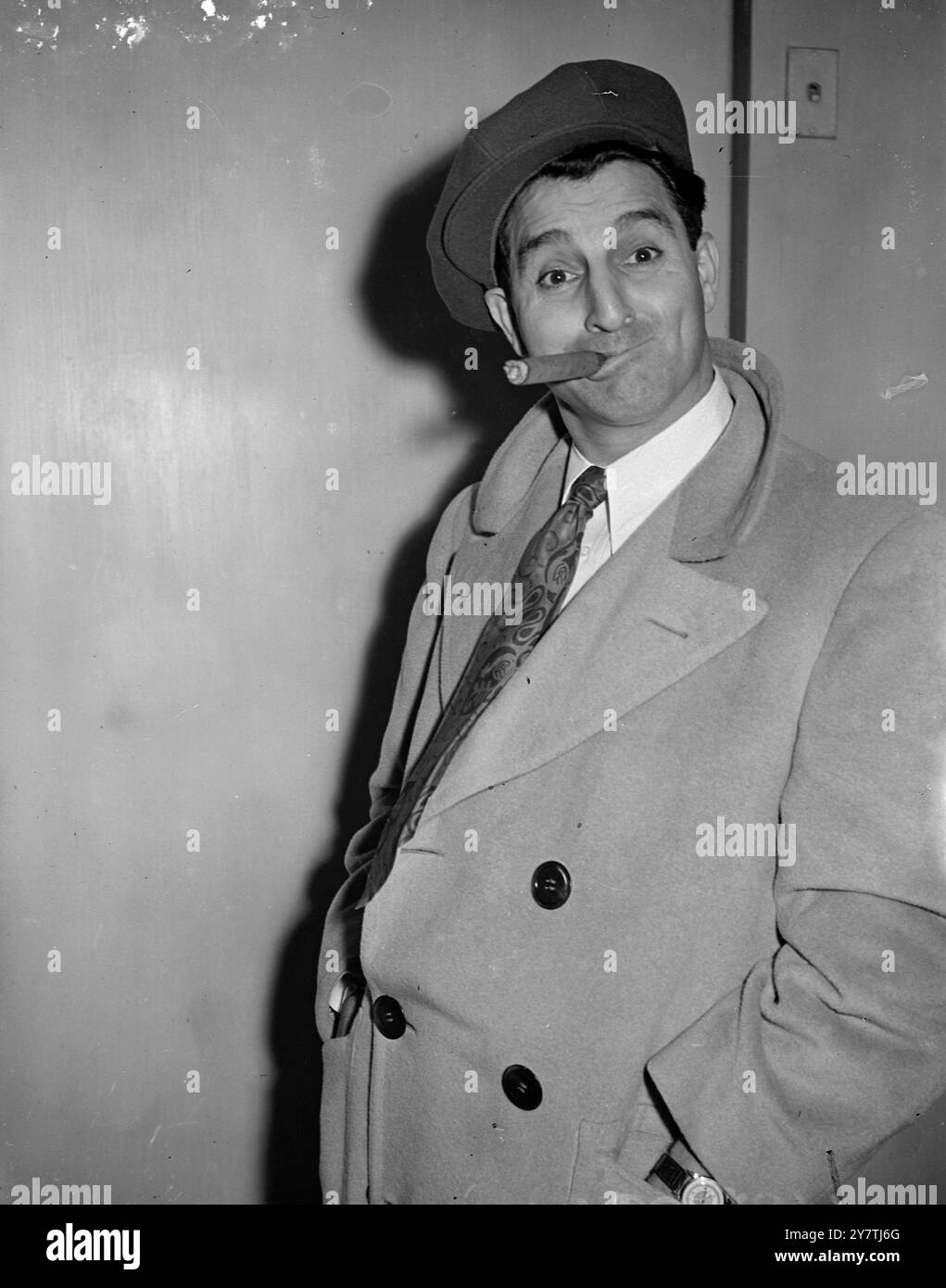 Danny Thomas arrives in Southampton March 1950 Stock Photo - Alamy