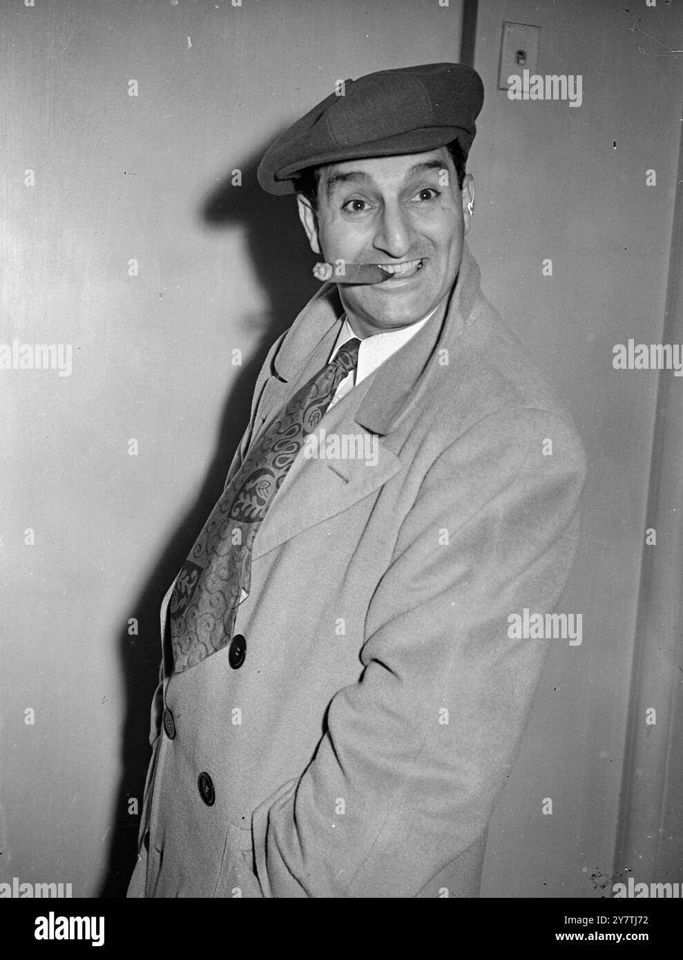 Danny Thomas arrives in Southampton March 1950 Stock Photo - Alamy