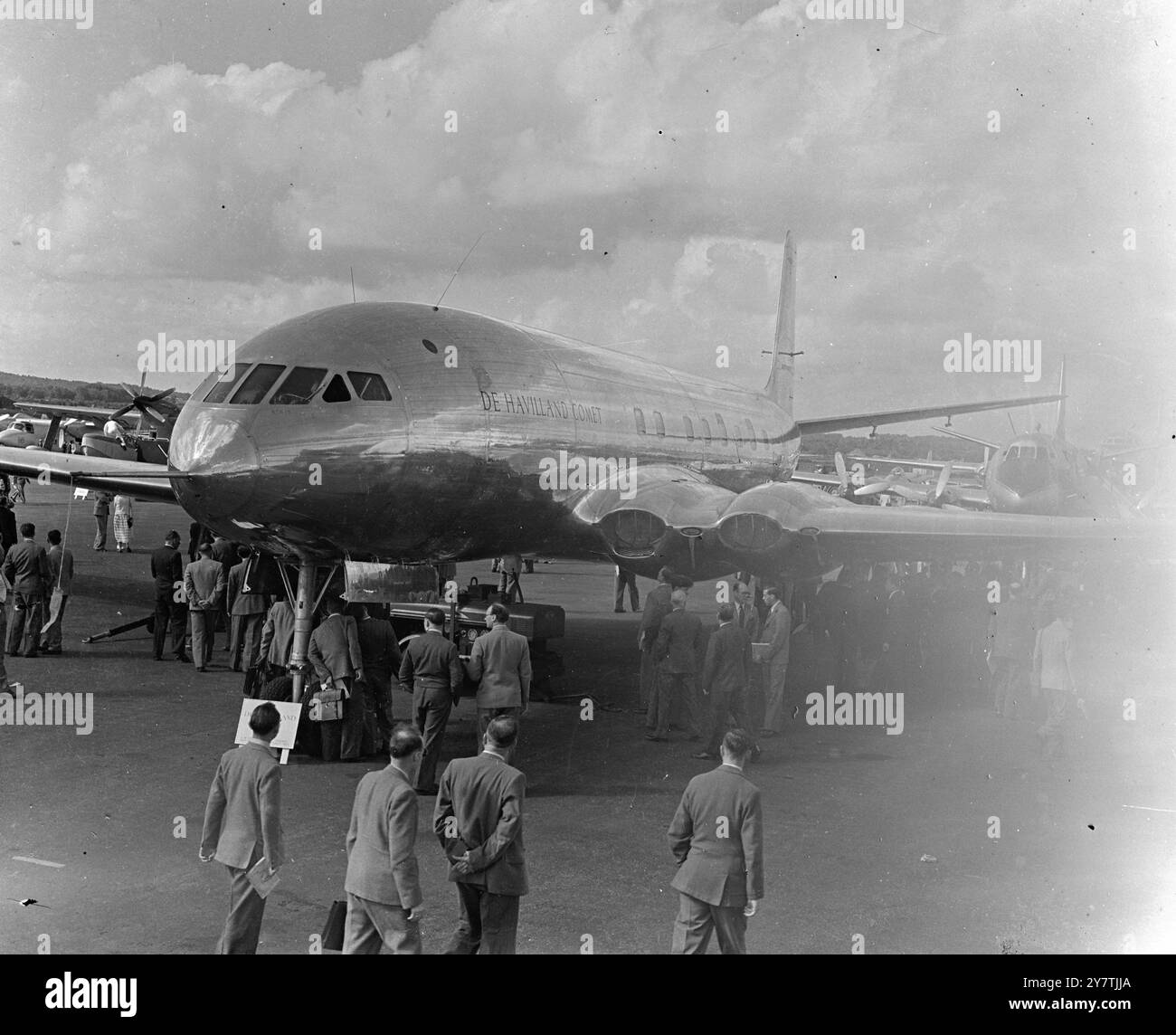 Comet in the skiesFarnborough , Hampshire : The world's fastest ...
