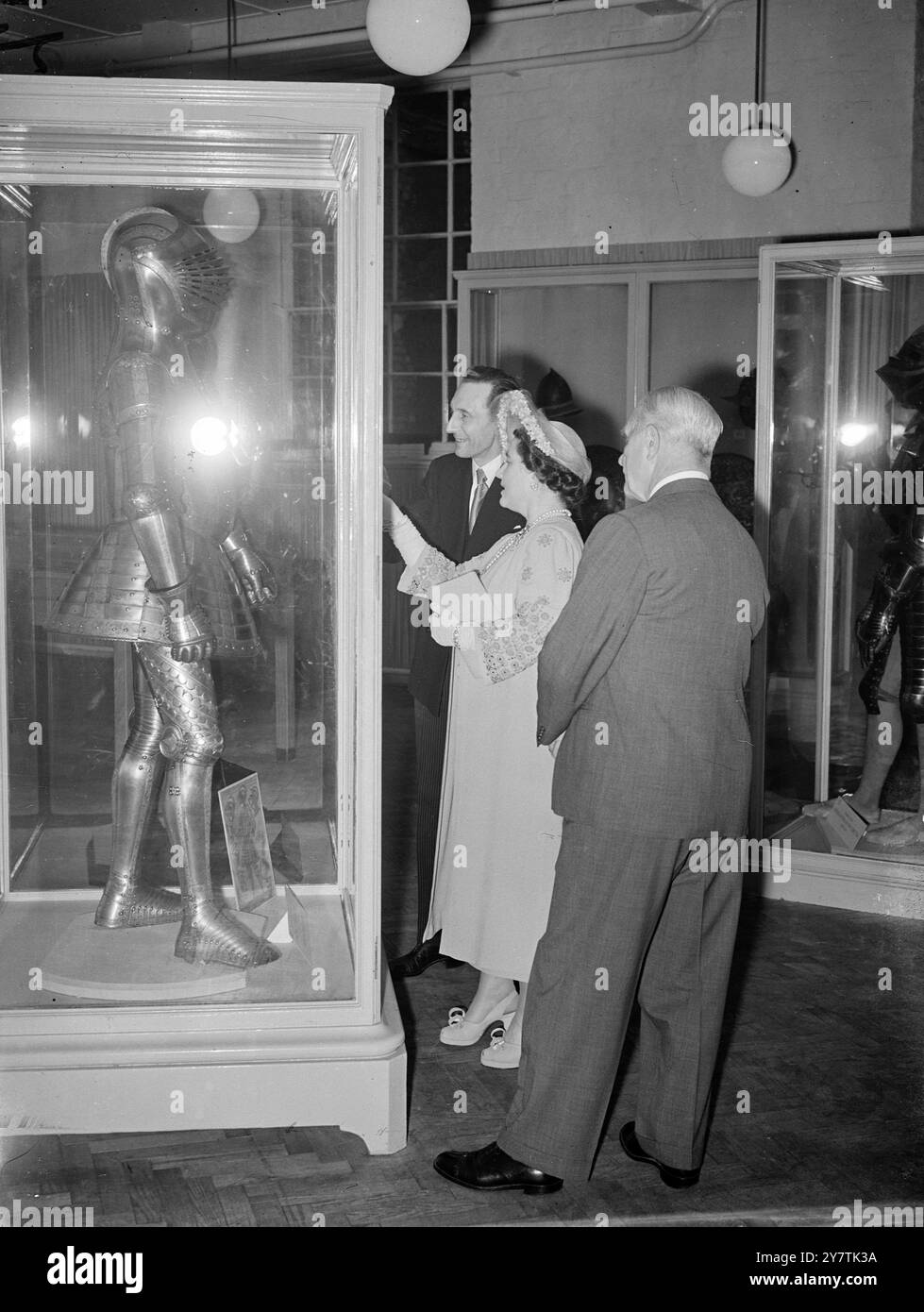 Queen Elizabeth with Lord Wavell , the Governor of the Tower of London ...