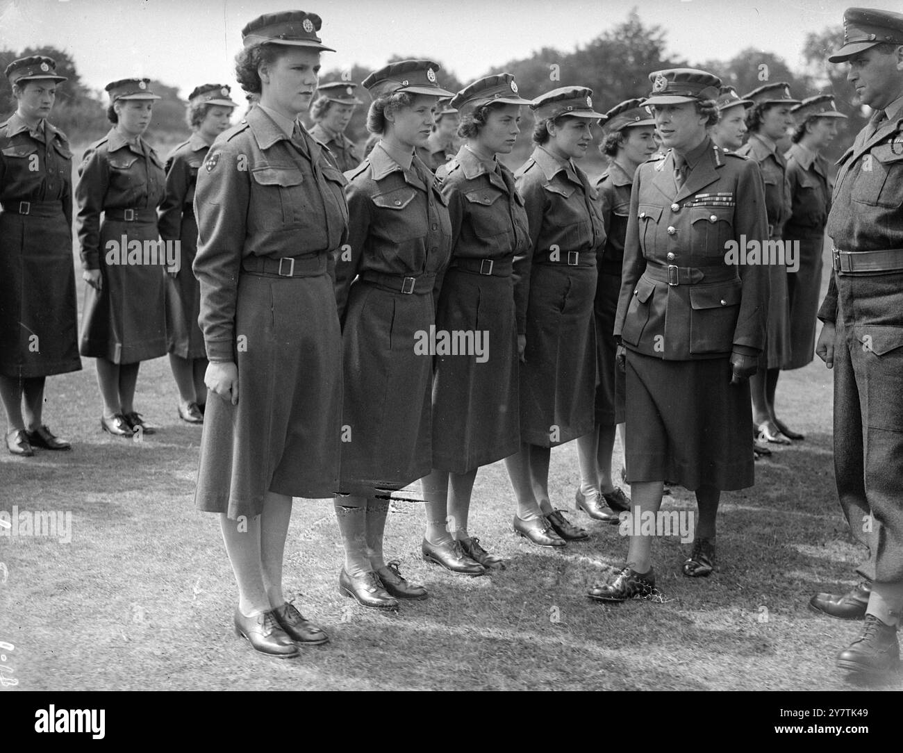 Women signallers parade for Princess RoyalHaxland , Hampshire : The ...