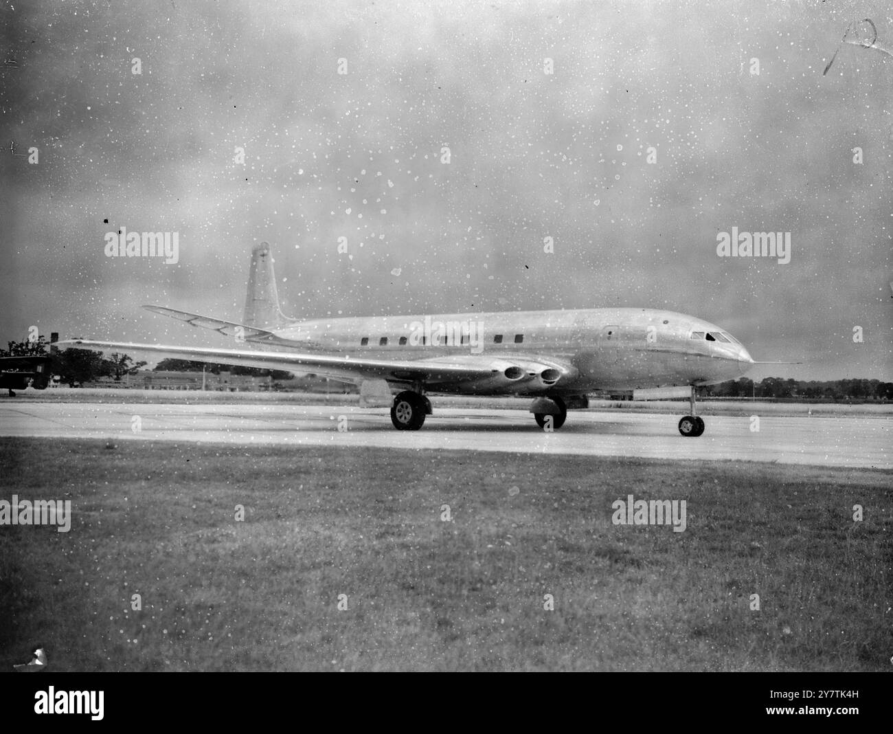 Hatfield , England : The De Havilland Aircraft Company 's " Comet " jet ...