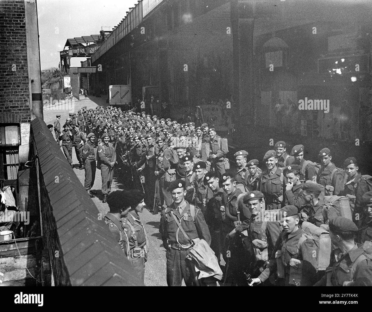 More Troops move into London docksTroops of the British Army Western ...