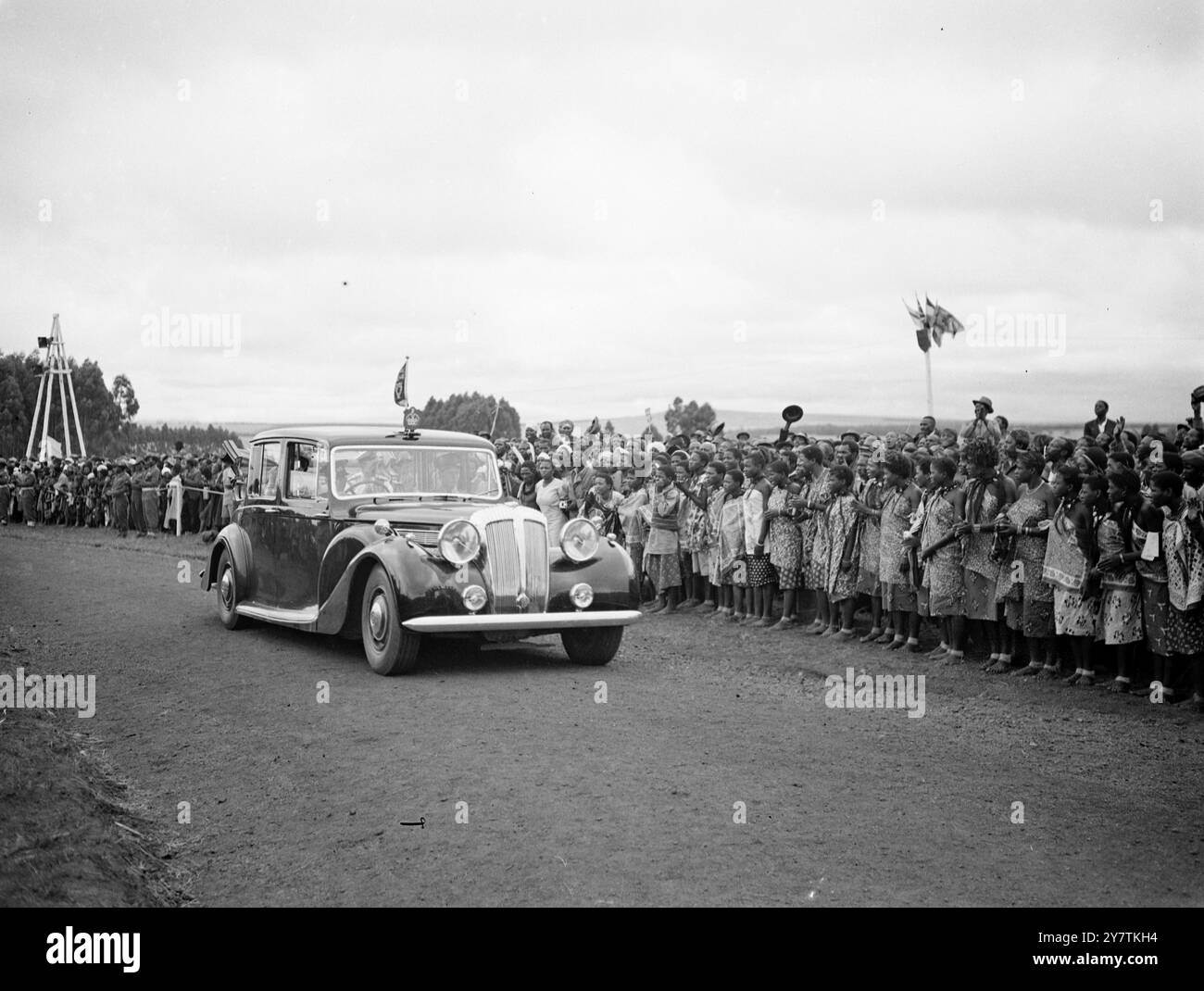 Swazi warriors whistle greeting to Royal FamilyA mass of Swazi warriors ...
