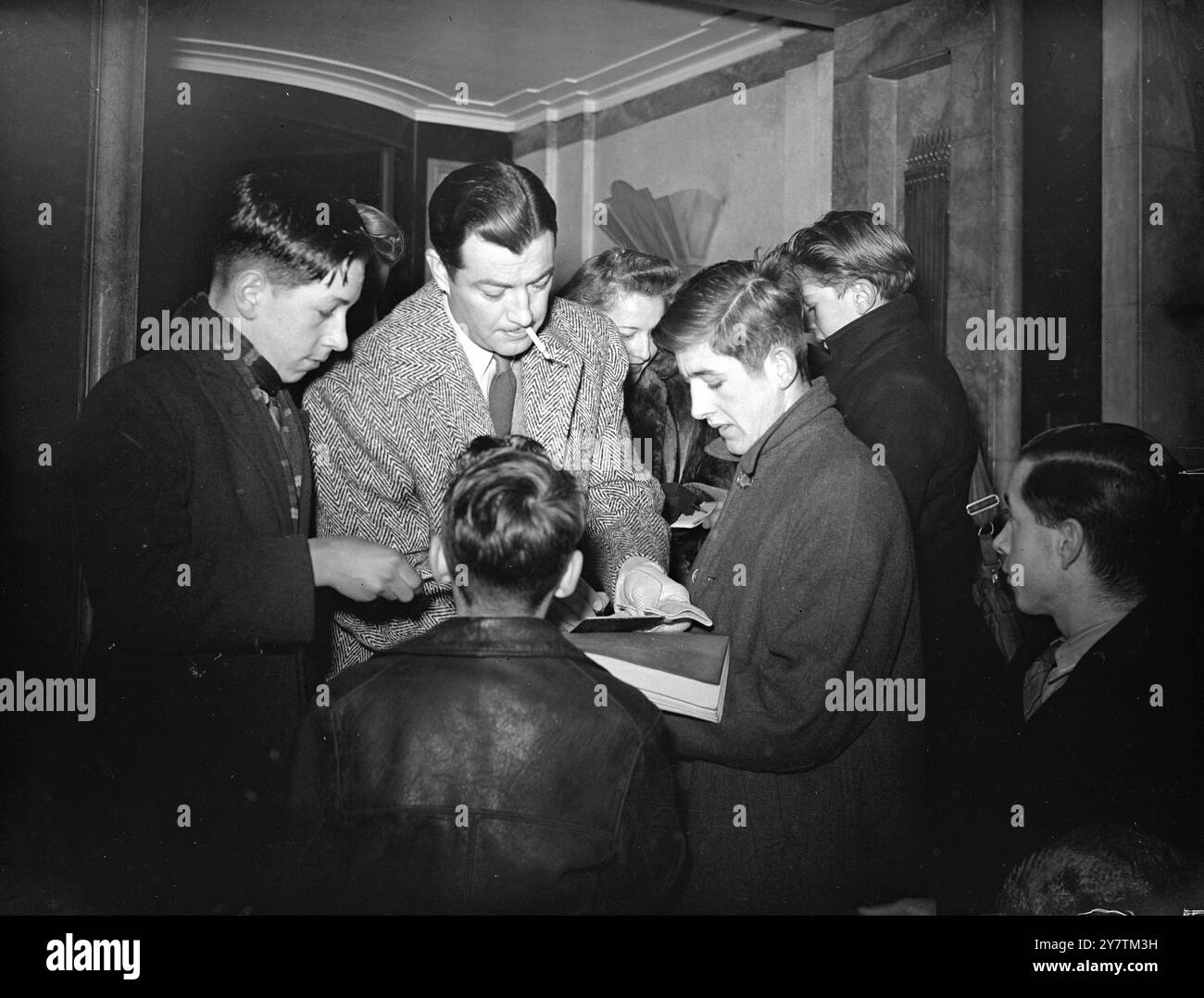 Robert Taylor , Hollywood film star besieged by autograph hunters in ...