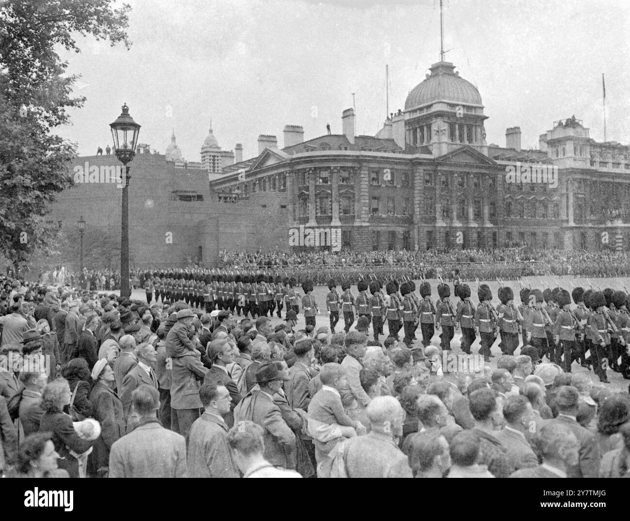 ROYAL FAMILY WATCH AS KING PRESENTS NEW COLOURS TO 3RD BATTALION ...