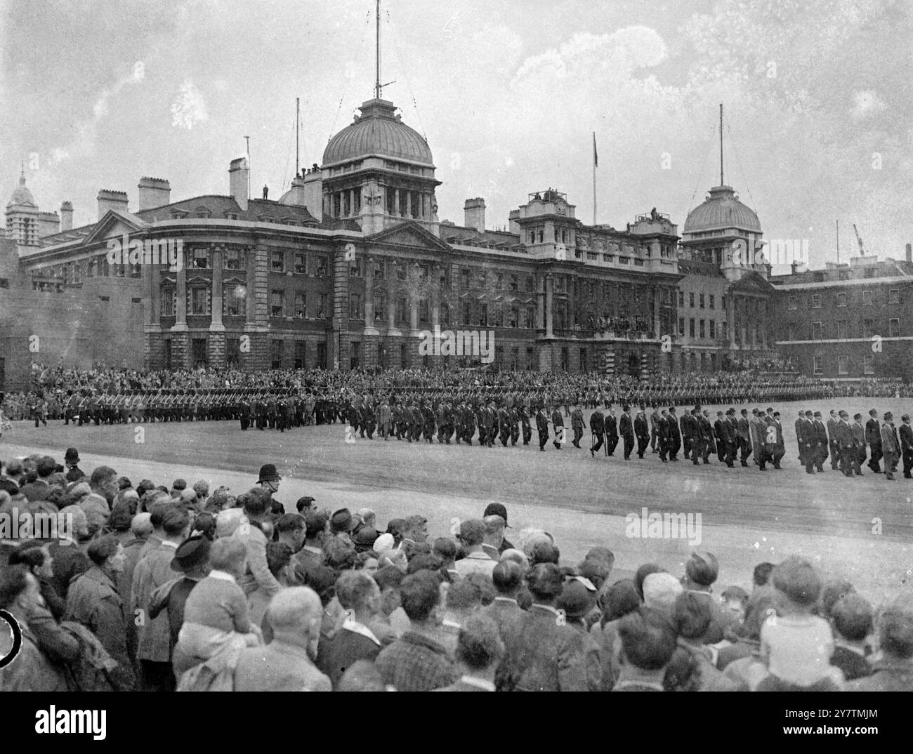 ROYAL FAMILY WATCH AS KING PRESENTS NEW COLOURS TO 3RD BATTALION ...