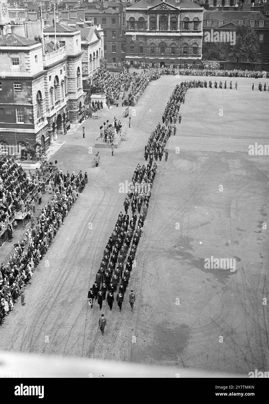 KING PRESENTS NEW COLOURS TO 3RD BATTALION COLDSTREAM GUARDS. - The ...