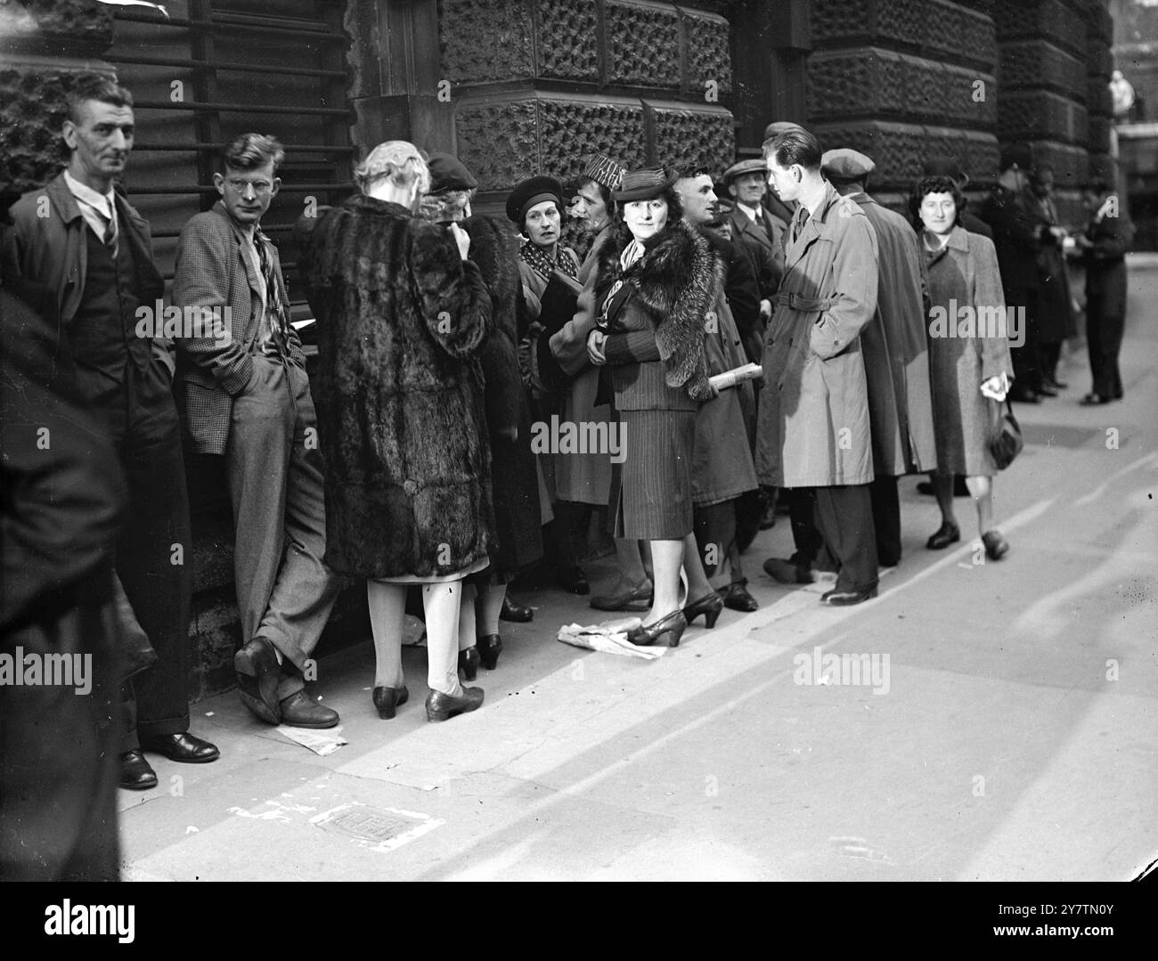 Women in Old Bailey queue for opening of Neville Heath trial , alleged ...