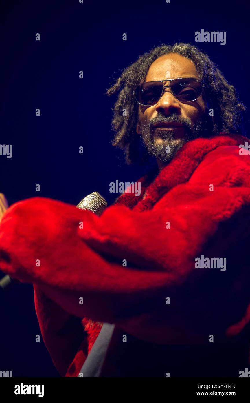 Snoop Dogg also named Snoop Lion in concert at the AB. | Snoop Dogg ...
