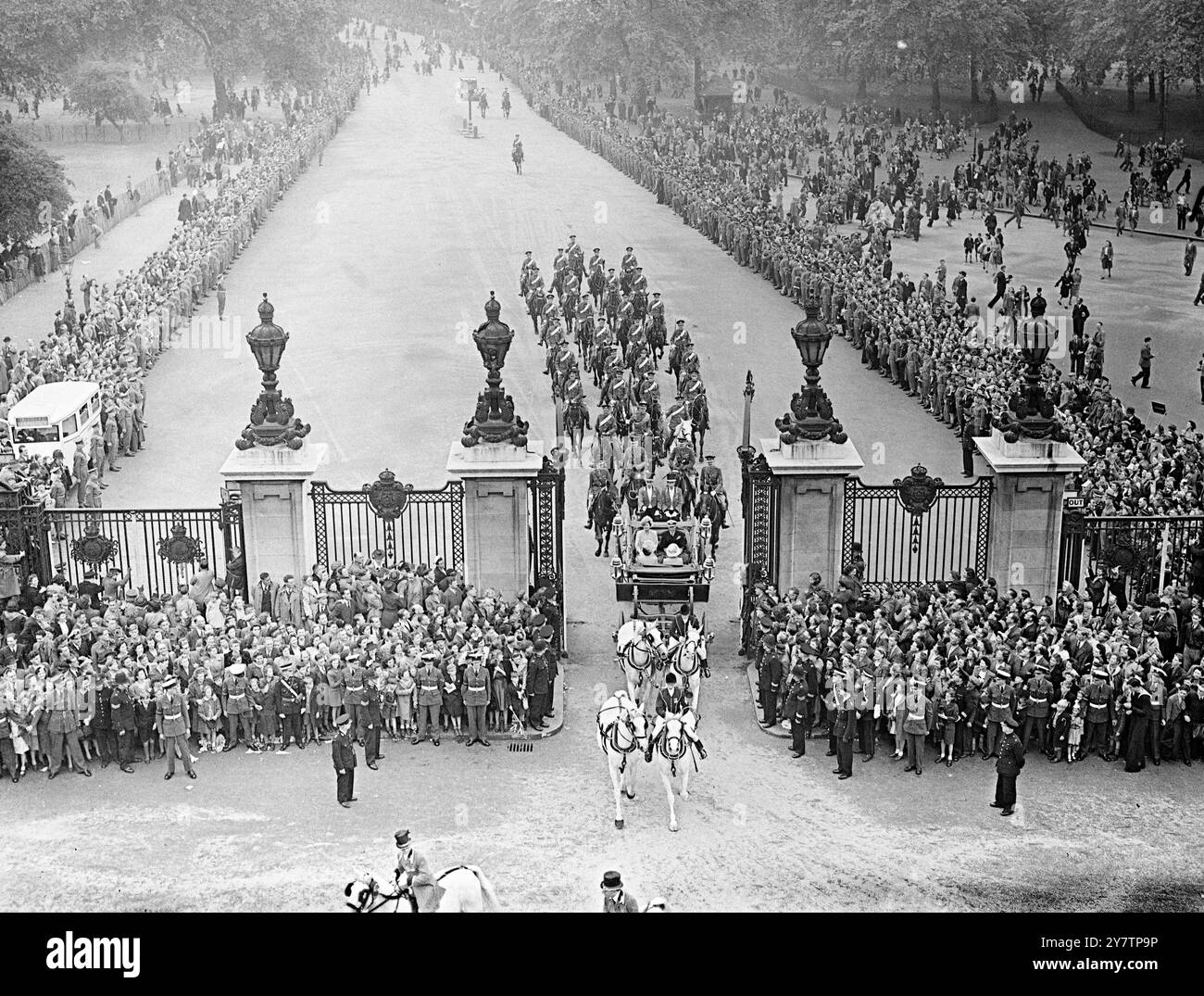 WAR VICTORS PARADE THROUGH LONDON AS MILLIONS CHEER - As millions of ...