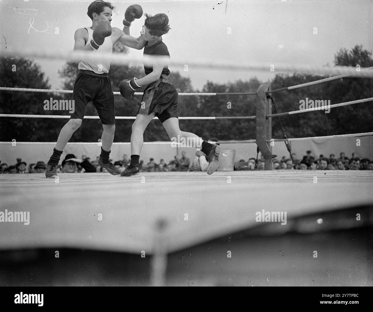 OPEN AIR BOXING IN LONDON PARK The Oxford House Boxing Club held their ...