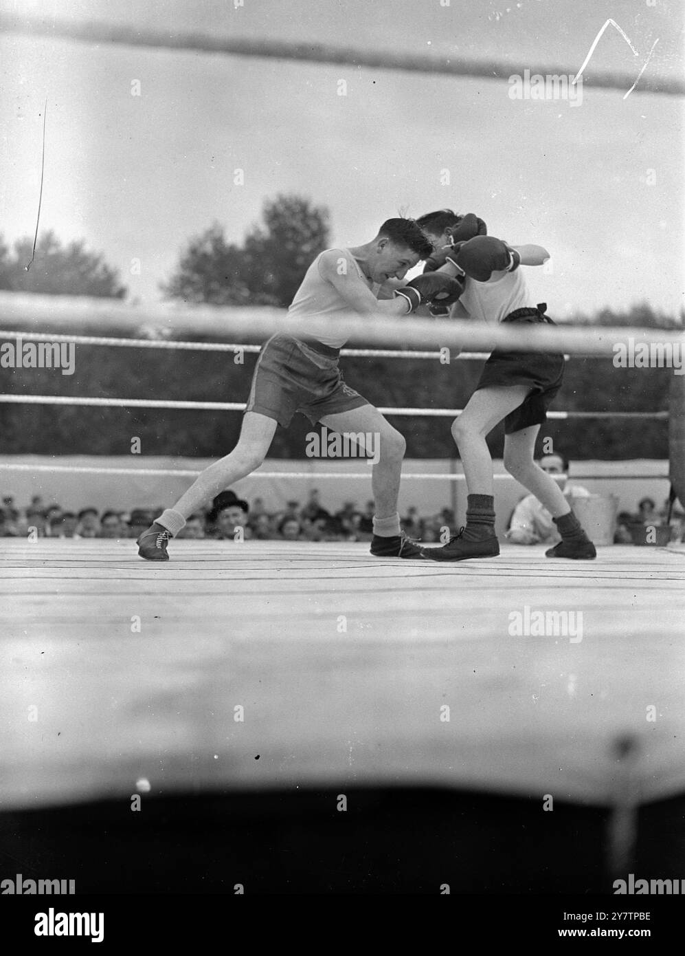 OPEN AIR BOXING IN LONDON PARK The Oxford House Boxing Club held their ...