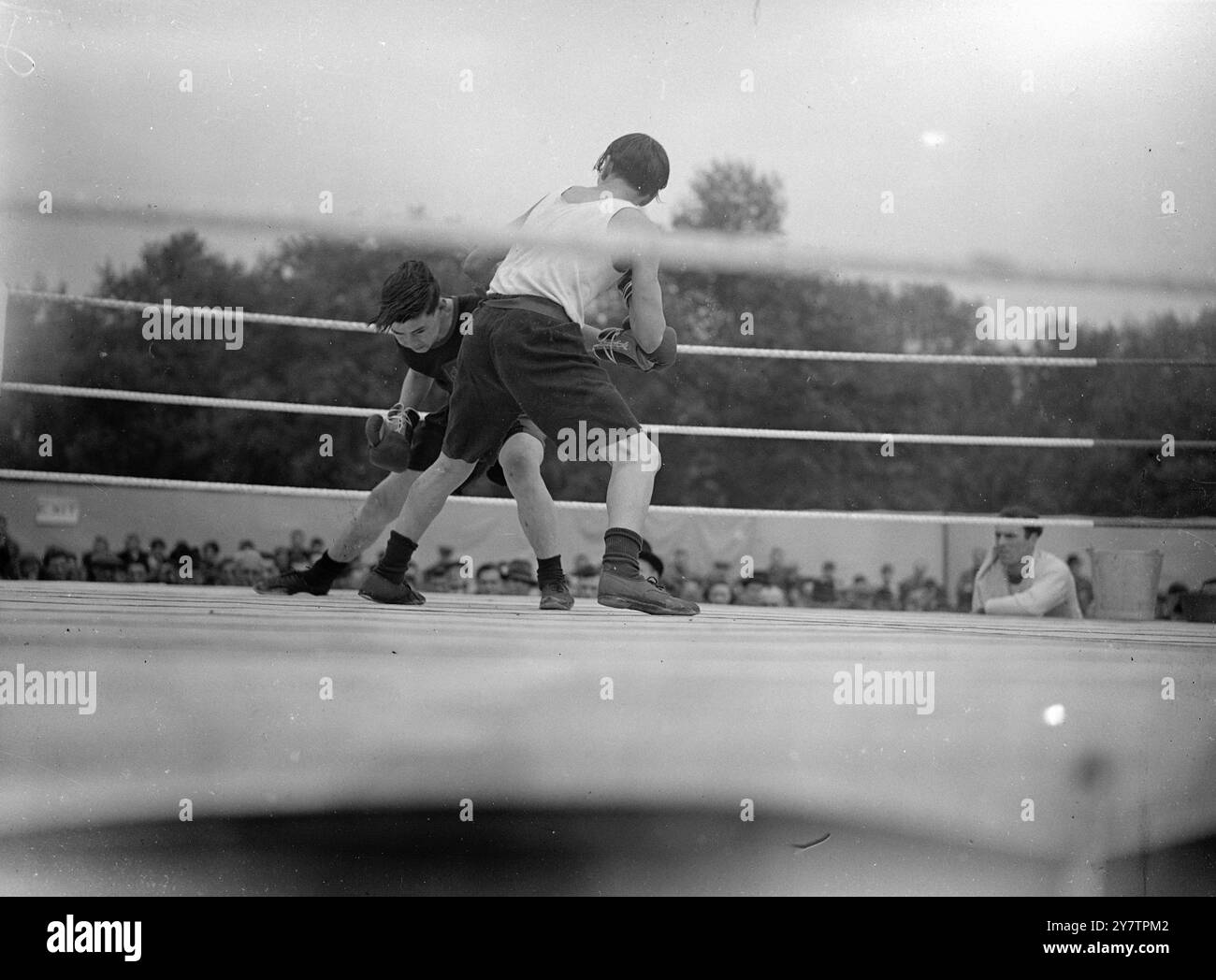 OPEN AIR BOXING IN LONDON PARK The Oxford House Boxing Club held their ...