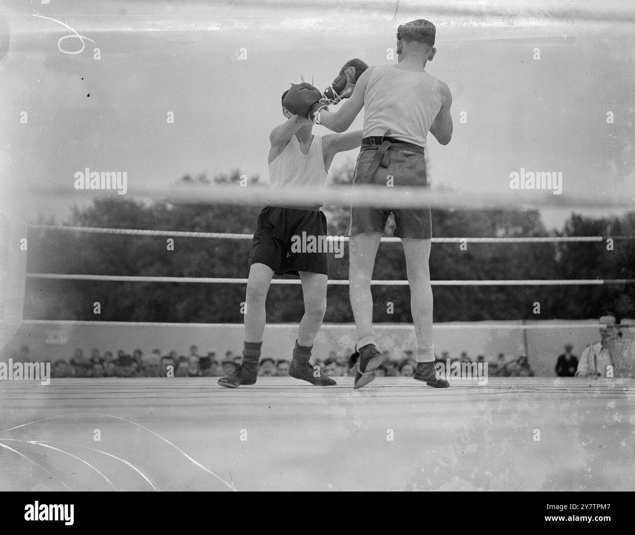OPEN AIR BOXING IN LONDON PARK The Oxford House Boxing Club held their ...