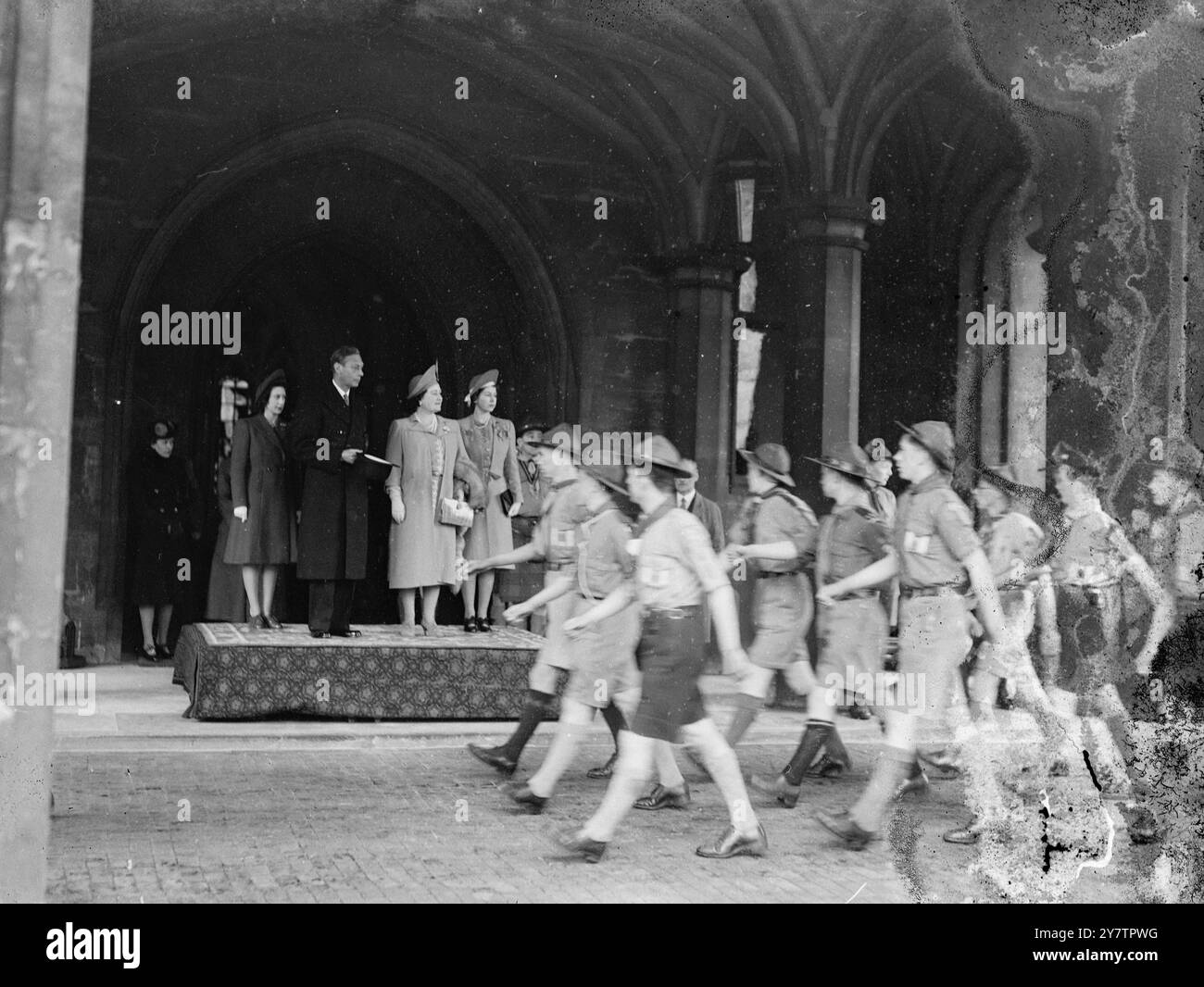 The King and The Queen reviews 1000 scouts at Windsor CastleFor the ...