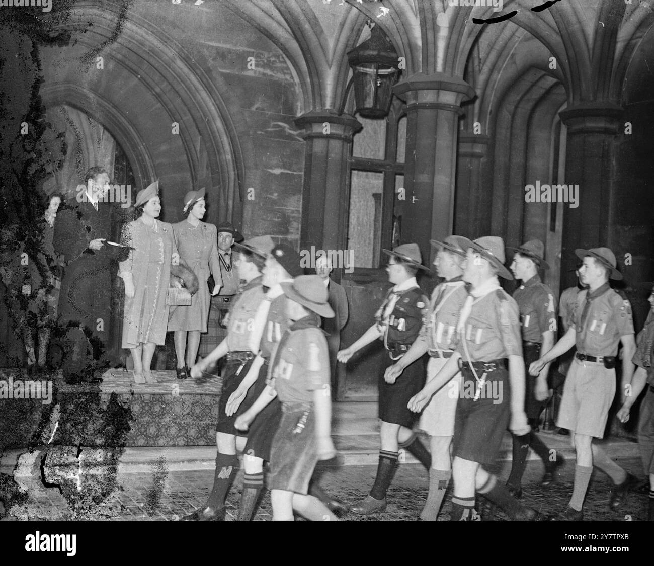 The King and The Queen reviews 1000 scouts at Windsor CastleFor the ...