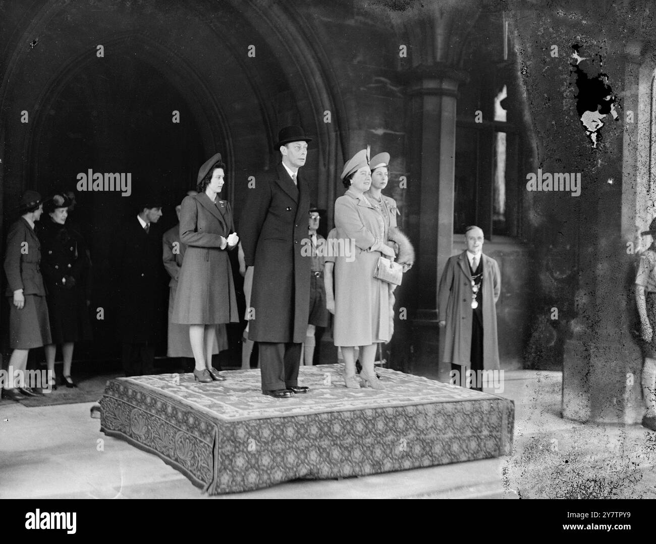 The King and The Queen reviews 1000 scouts at Windsor CastleFor the ...