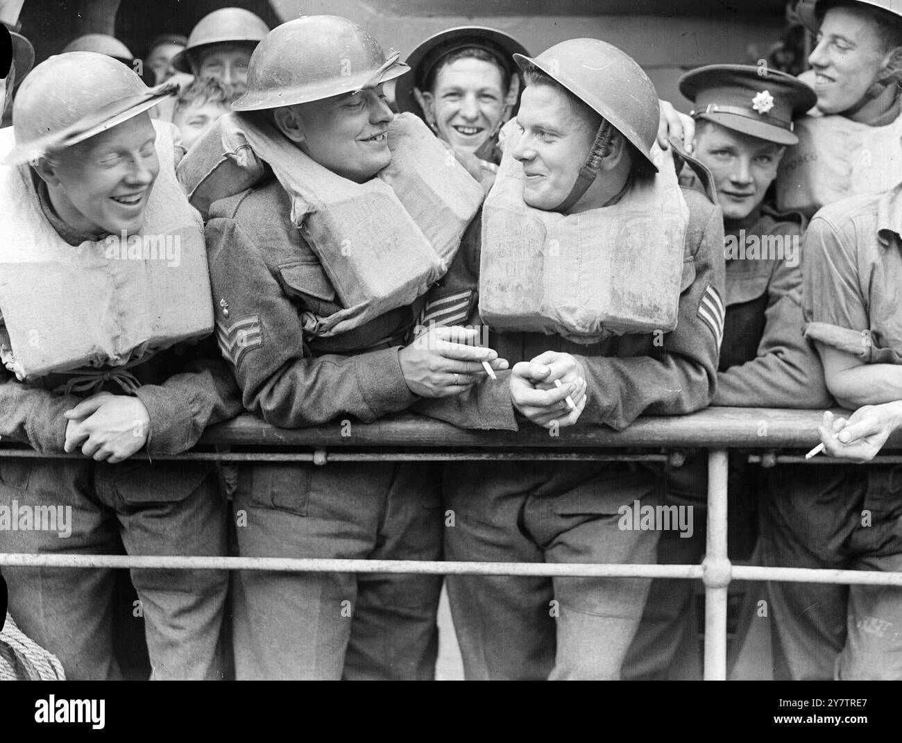 THE NEW BEF LEAVES FOR FRANCE. Photo Shows: British Army soldiers ...