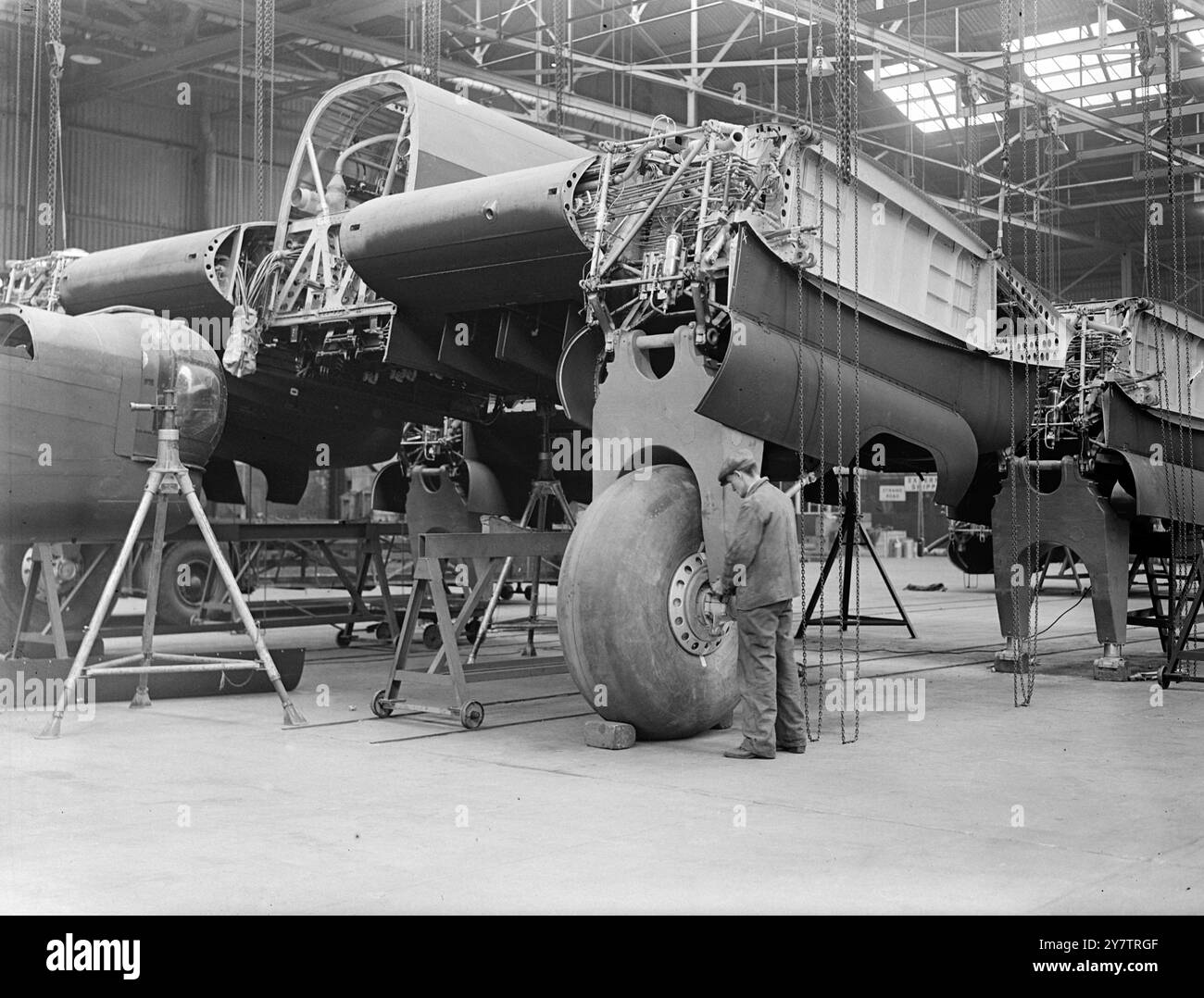 BUILDING THE HALIFAX BOMBER The latest technique in building Britains ...