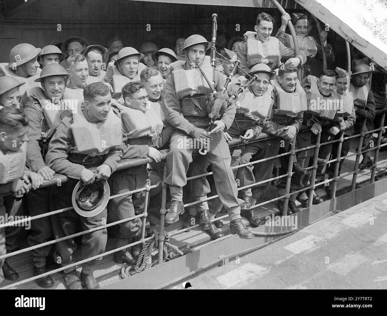 THE NEW BEF LEAVES FOR FRANCE. Photo Shows: British Army soldiers ...