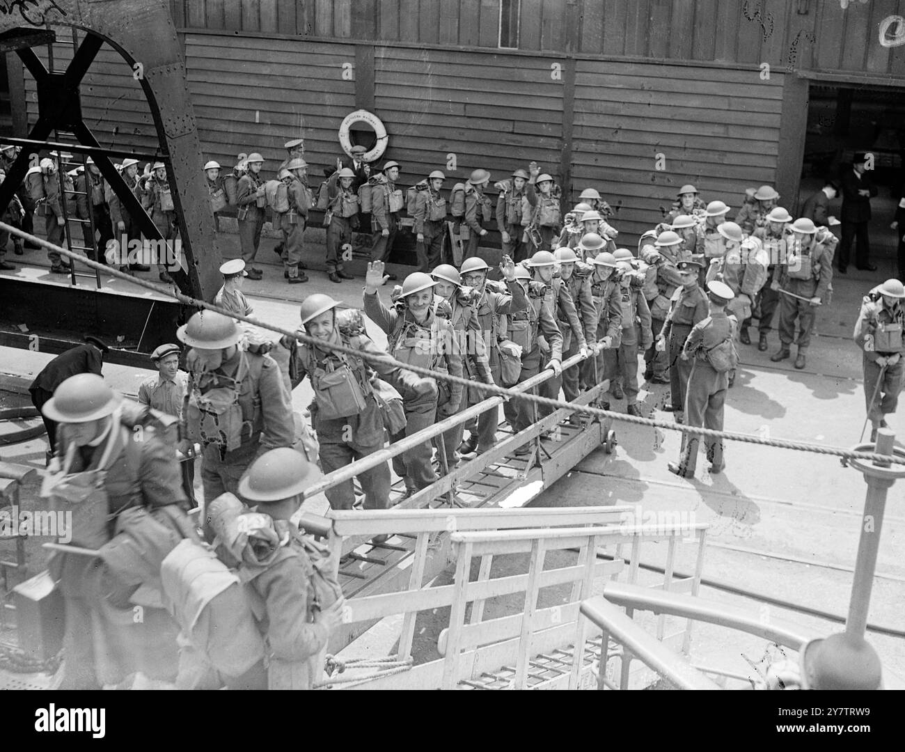 THE NEW BEF LEAVES FOR FRANCE. Photo Shows: British Army soldiers ...